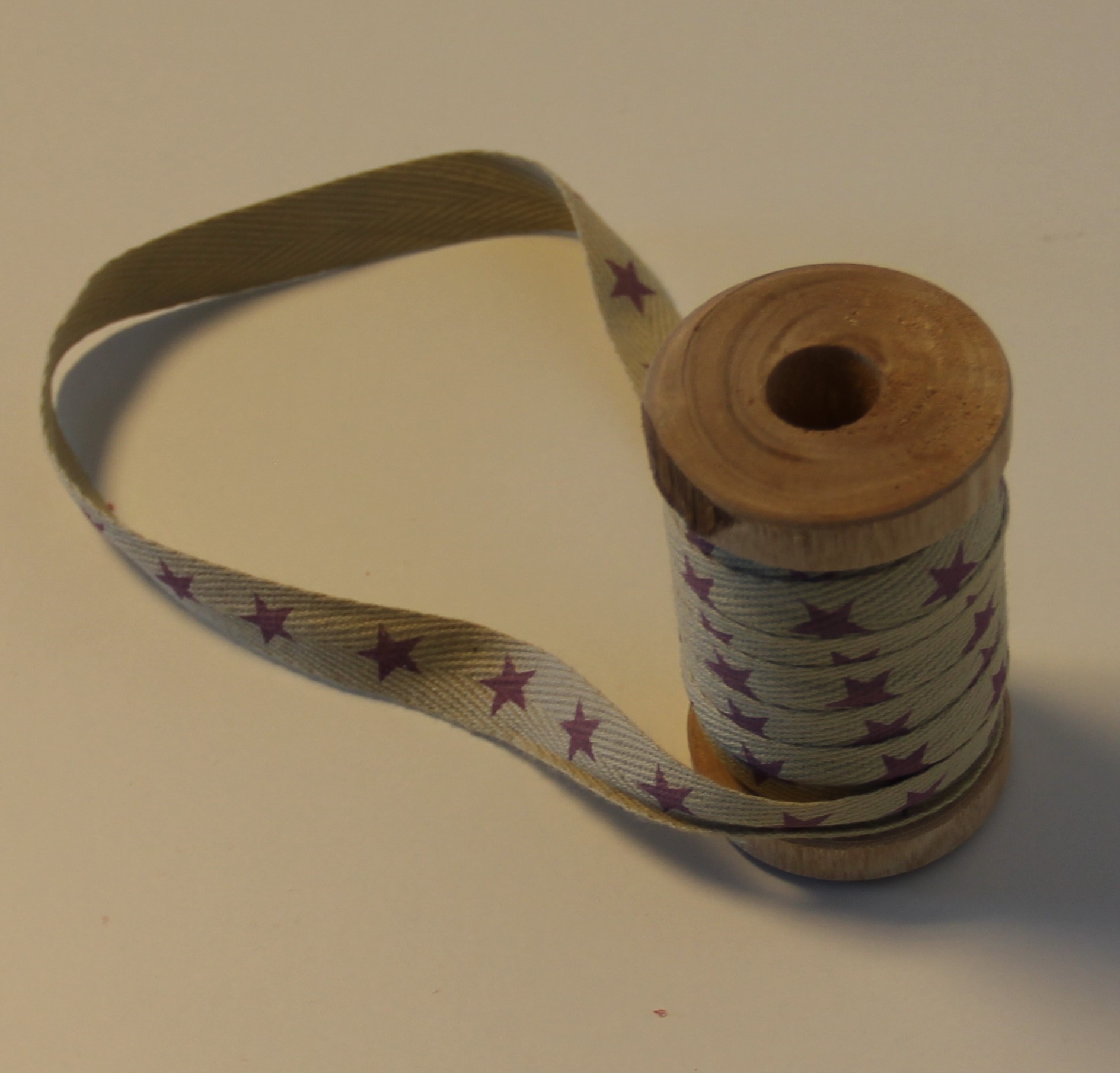 Beige bånd med lilla stjerner fra Artefina - Tinashjem